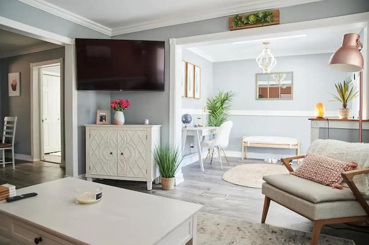 The Cutest Airbnb In Co Springs / Prime Location! - Colorado Springs, CO