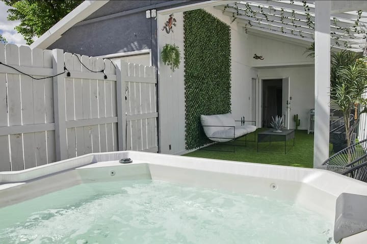 Chic Desert Oasis | 2.5 Bd Hottub | Prime Location - Manitou Springs, CO