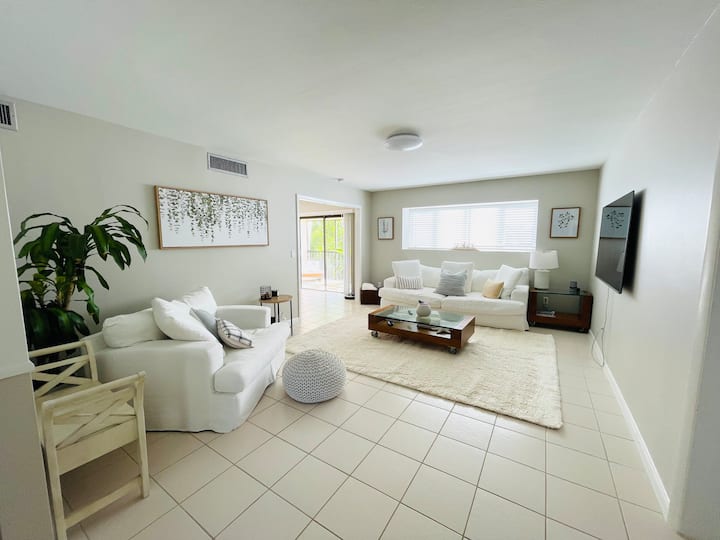 Lovely Condo In A Fantastic Calm Lakeview Location - Naples, FL