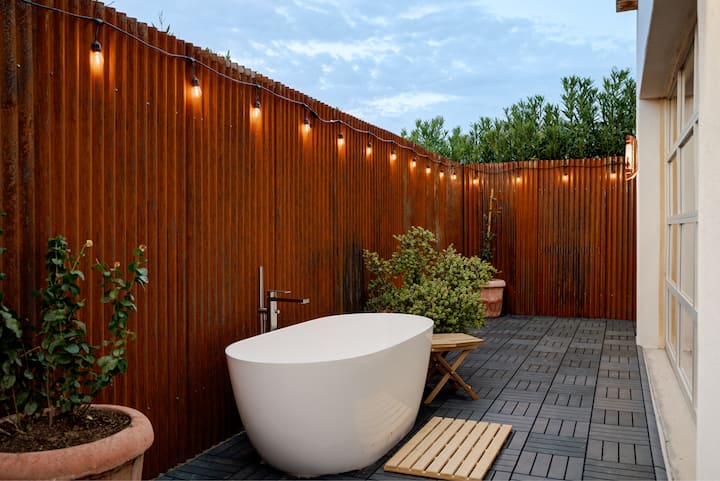 Kaibab Casita Outdoor Shower, Bathtub, 150lbturtle - Phoenix, AZ