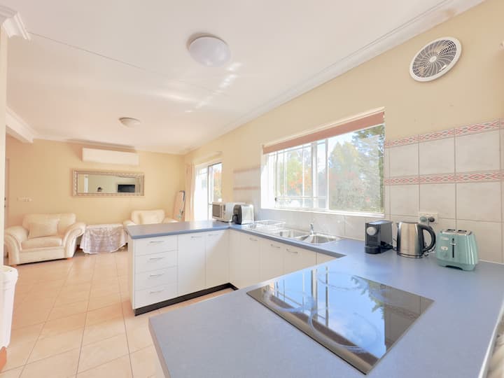 Self Contained Fully Furnished 1 Bedroom Unit - Canberra