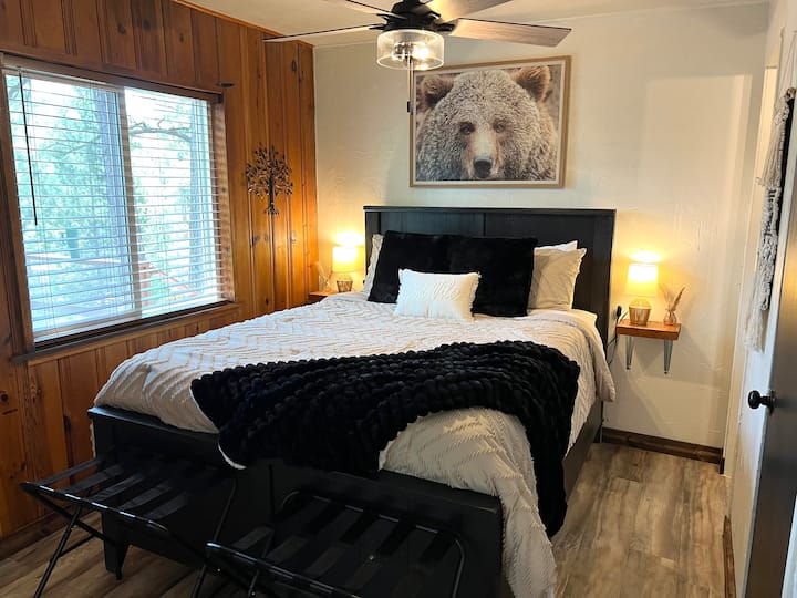 *Modern Couples Escape+hot-tub+fenced Yard! - Ruidoso, NM