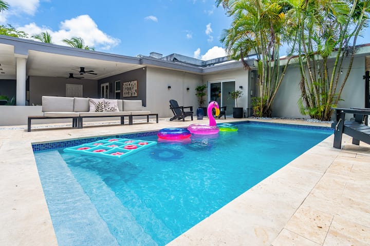 Pool, Outdoor Seating, 7 Bed, 4 Full Bath, Parking - Coral Gables, FL