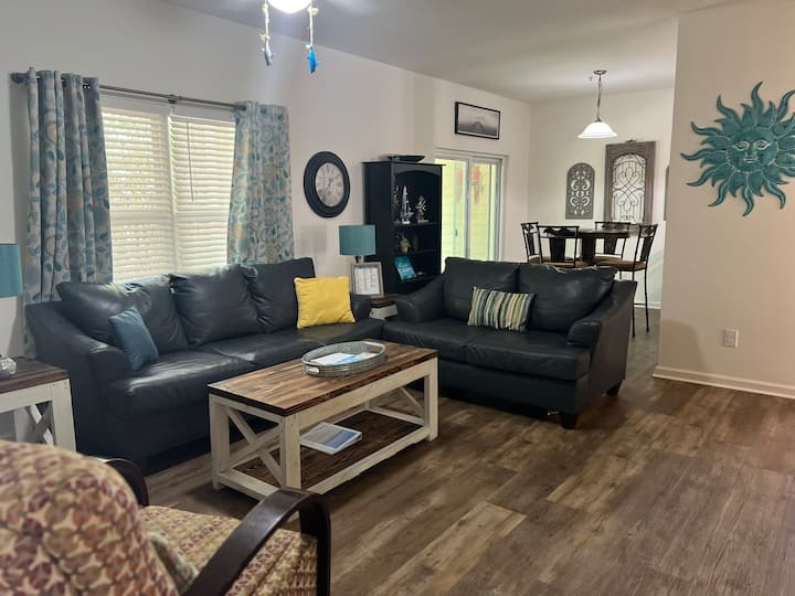 Gulf Shores Condo, Large Pool, 1 Mile From Beach! - Gulf Shores, AL