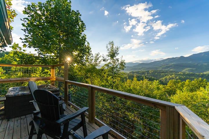 Fall Colors! Big Views | King Beds | 3mi To Gburg! - Gatlinburg, TN