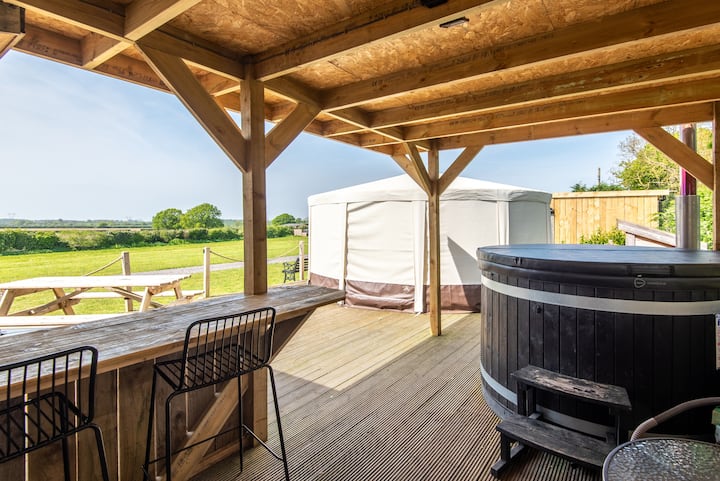 Deluxe Yurt 2 - Hot Tub (No Pets) - Retford