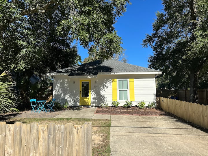 Hibiscus Sunrise Cottage - Walk To Local Dining! - Pensacola, FL