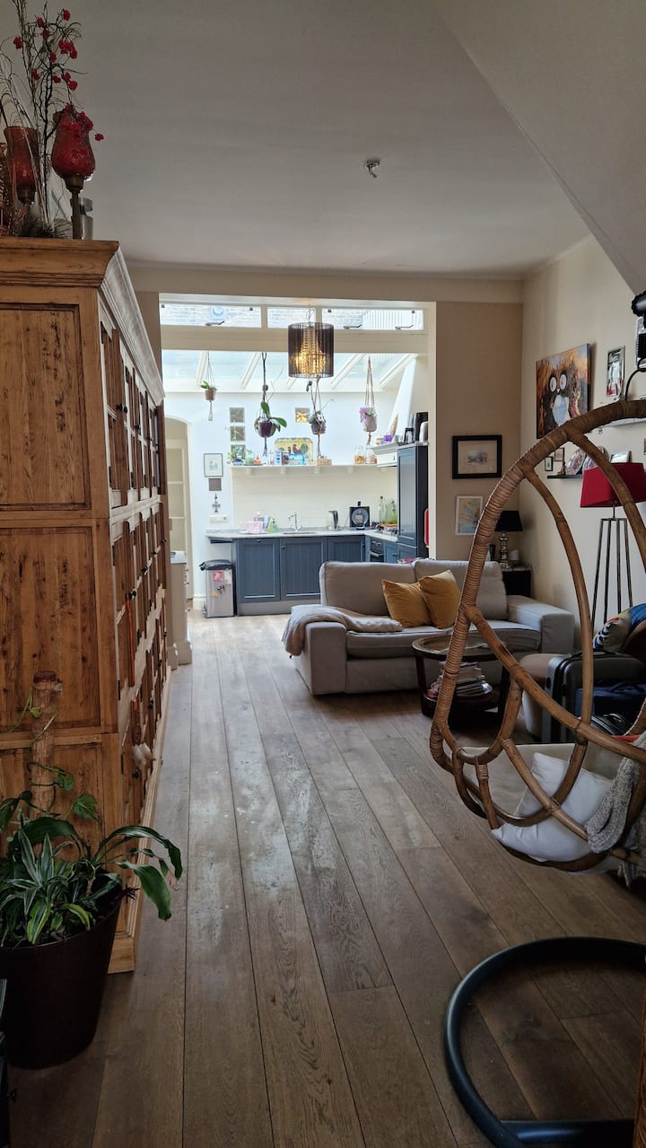 Colourful 3 Bedroom Home In Delft Centrum. - Nederland