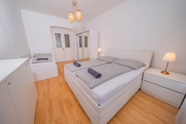 2 Bob's Apartment: 2 Bedrooms, King Size Beds - Prag