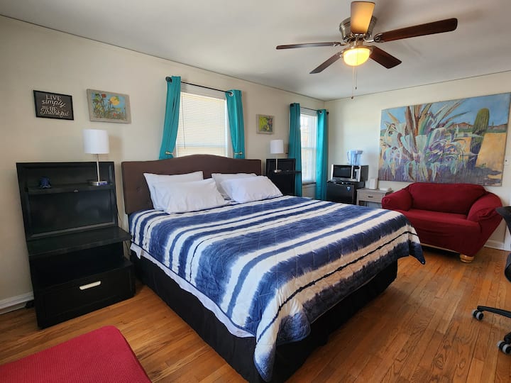 +King Bed-safe Area-tv-mini-fridge-many Amenities+ - Chicago, IL
