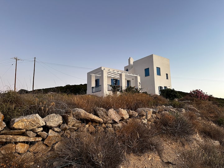 Minimalist Traditional Cycladic House On The Hill - Paros
