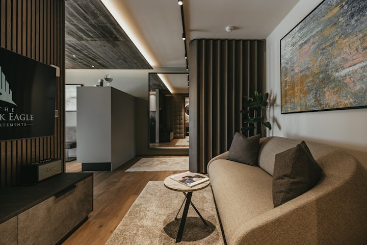 Black Eagle: Luxury Alpine Loft W/ Full Amenities - Mayrhofen