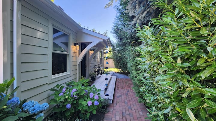 Charming 2 Bedroom 1 Bath Cottage W/ Private Yard - Greenport, NY