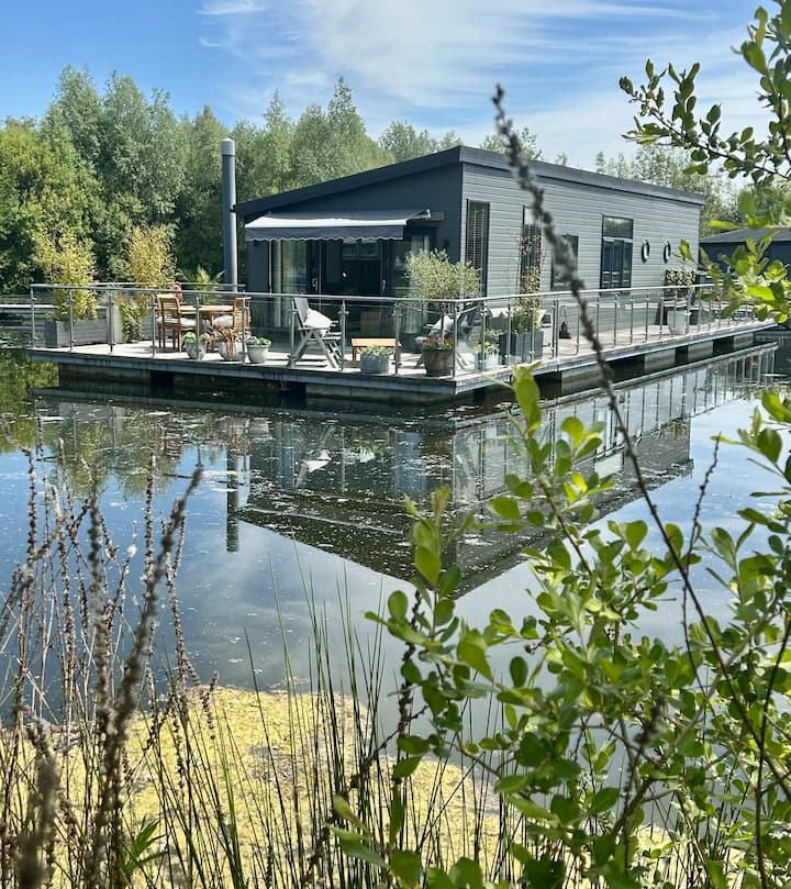 Floating Home On Private Lake. Parking & 5* Wi-fi - Malvern
