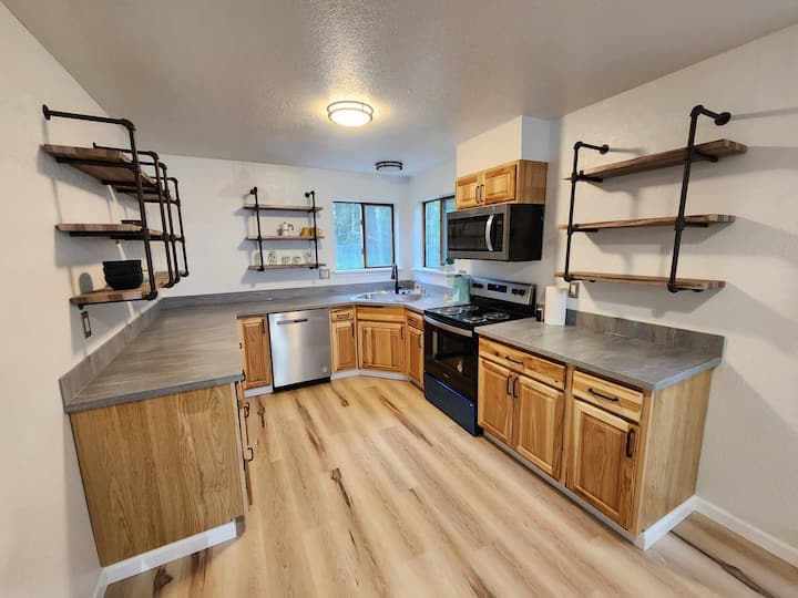 (A) South Anchorage 3-bedroom Brand New Apartment - Anchorage, AK
