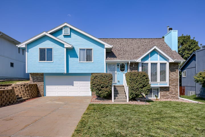 Deja Blue - Hot Tub - Spacious - Eclectic Updated - Omaha, NE