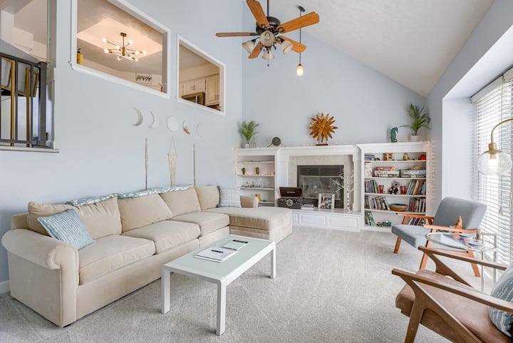 Deja Blue - Hot Tub - Spacious - Arcade - Charming - Omaha, NE