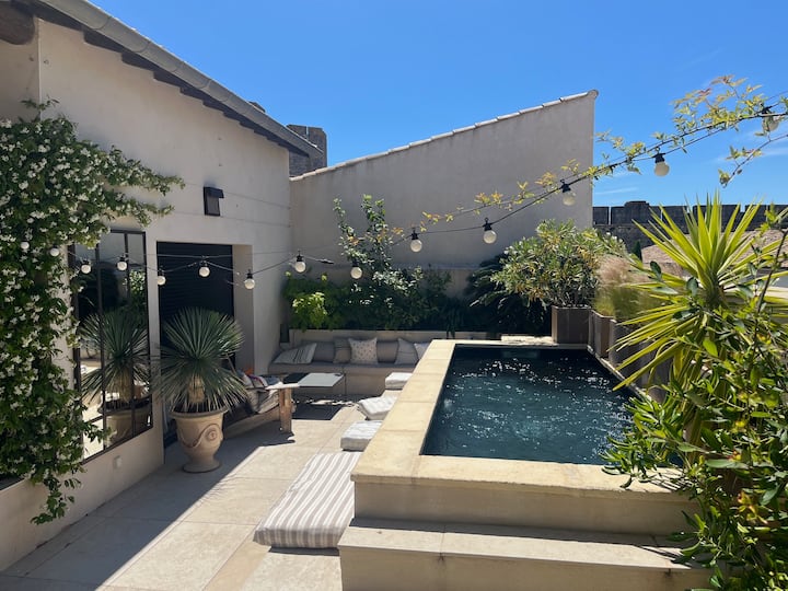 Loft  Avec Piscine Au Coeur Des Remparts - Aigues-Mortes