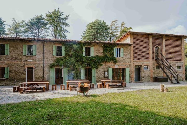 Vidovina: Farmhouse With Pool - 7 Bedrms / 22 Beds - Emilia-Romagna