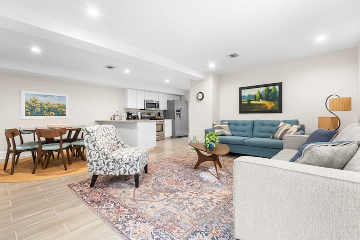 Beautiful 2 Bedroom Unit - Mins From Manhattan! - Queens, NY