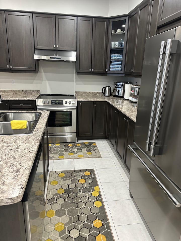 New 4-bedroom House With Free Parking On Premises. - Niagara Falls