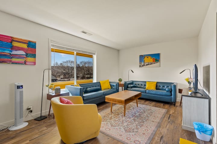 Lovable Loft W/ac, Garage, Balcony, W/d, Fast Wifi - Flagstaff, AZ