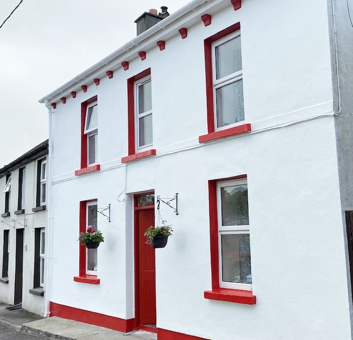 Cosy Town Cottage Near Bantry Bay - Bantry