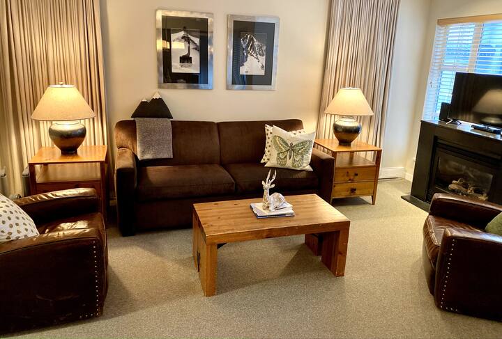 Classic Mountain Retreat In The Upper Village - Whistler