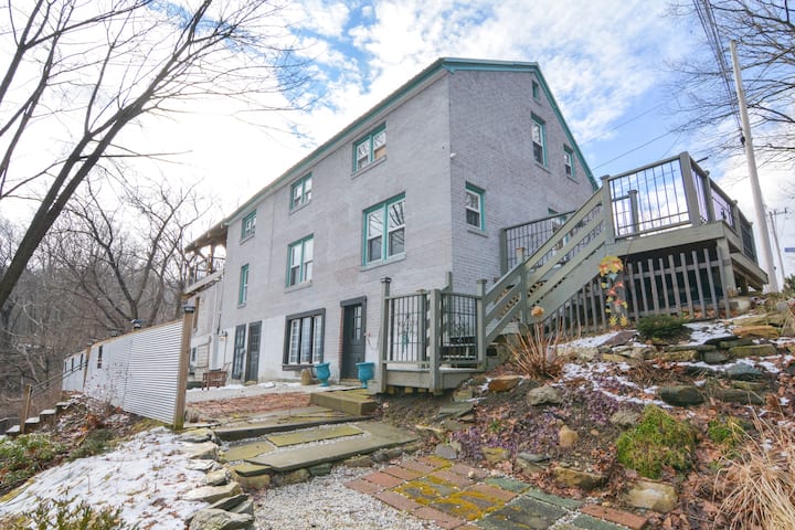 Large Hilltop Villa With Hot Tub! - North Adams, MA