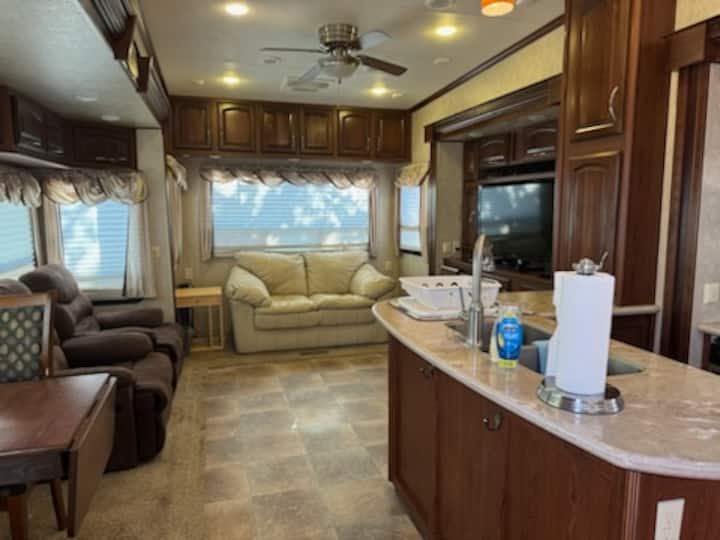 1-bdrm 5th Wheel Apt. W/ Utilities, Wifi, Parking - 앨버커키