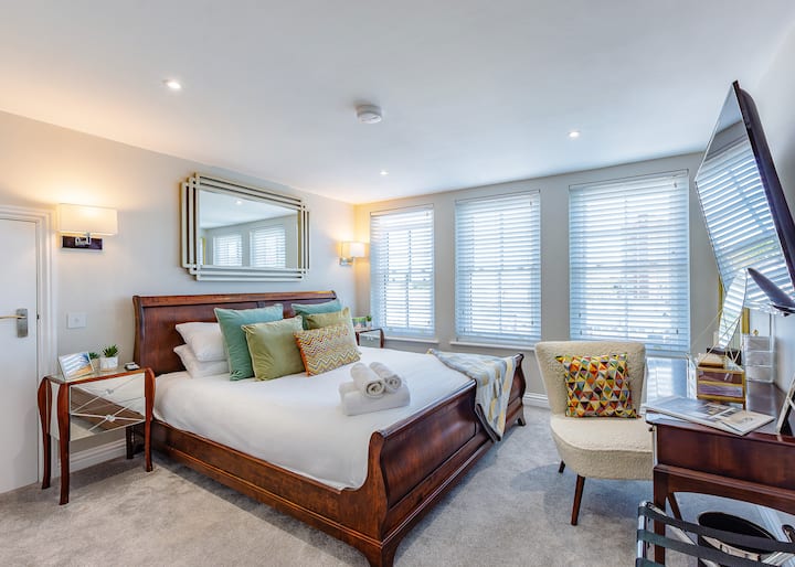 Hang On To Your Hat: 2-bed Apartment - Dunstable