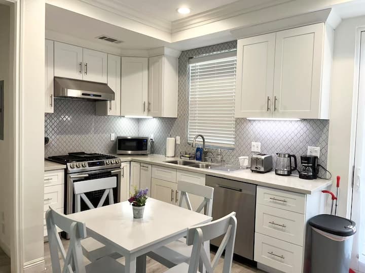 3bd/3ba Gated Townhome With Parking On Premises - Pasadena, CA