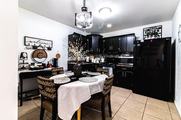 Modern B&w Garage /Studio – Near Hospital & Shops - Yuma, AZ