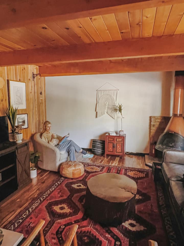 La Forêt Retreat | Hiking Sledding Dog Friendly - Running Springs, CA