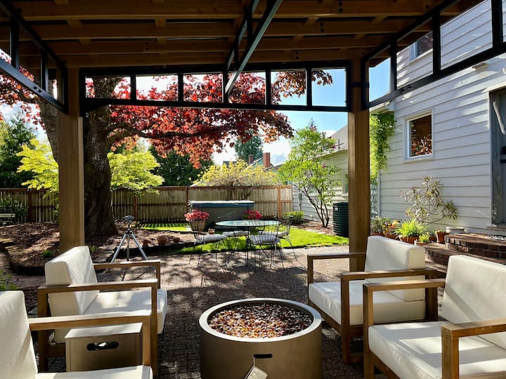Luxury 1950 Farmhouse Spa Spring Flowers Are Here! - Eugene, OR
