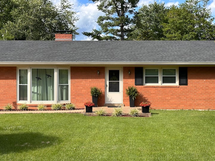 Adorable Three Bedroom Home In Quiet Neighborhood! - Bowling Green, KY