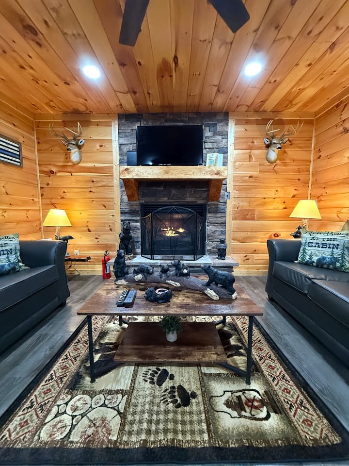 Paradise Smokies Cabin: Hot Tub, Pool Table, Hoop - Pigeon Forge, TN