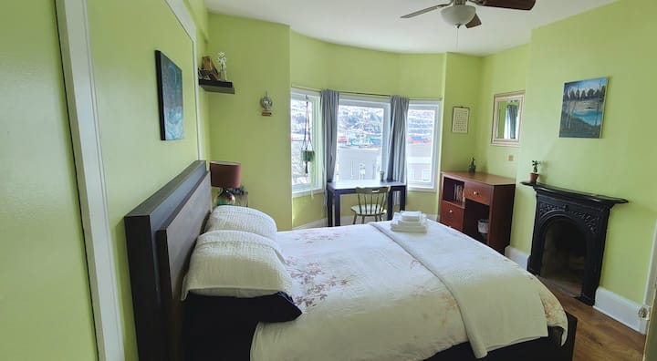 Sunny Downtown Room In Historic Home - St. John's