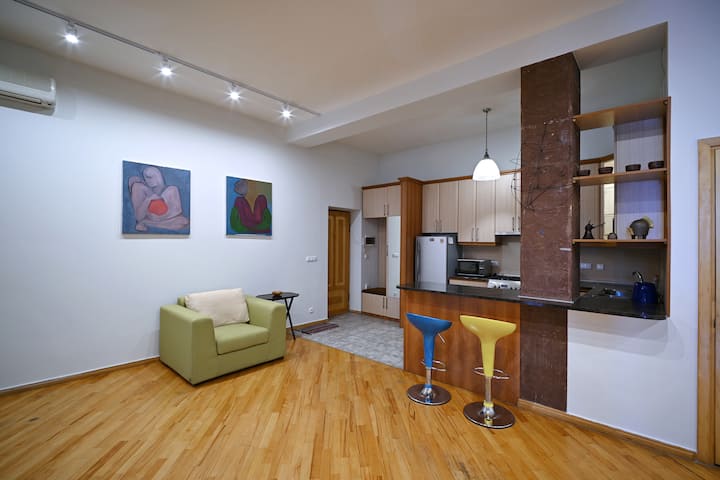Unique, Quiet Artistic Apartment Across From Opera - Yerevan