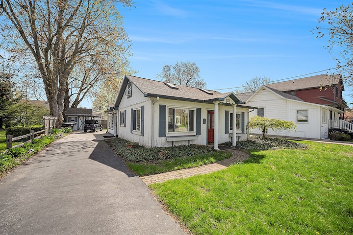 South Haven Cottage, South Beach And Kids Corner! - South Haven, MI