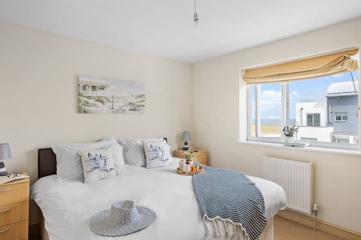2 Bed With Balcony | Parking | 5 Mins To Beach - Crantock Beach