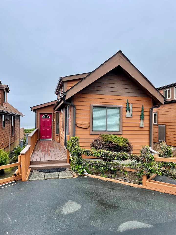Cozy Ocean Front Retreat W/private Hot Tub! - Smith River, CA