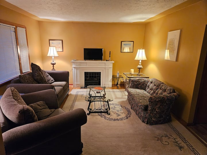 Cozy 3-bedroom Inner-city Home W/firepit #Bl25620 - Calgary