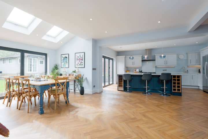 Stylish 4 Bed Home 10 Minutes To Sandbanks Beach - Bournemouth