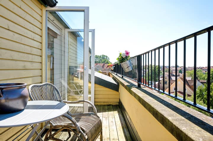 Charmig Och Fräsch Studio Med Stor Balkong - Helsingborg