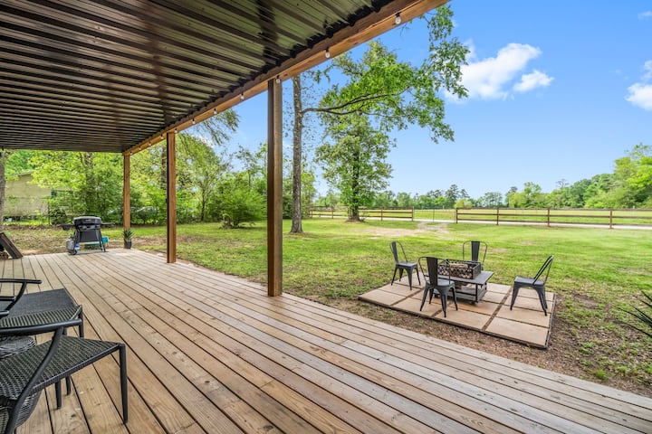 The Cozy Container | Modern Oasis + Stunning Views - Lake Conroe, TX