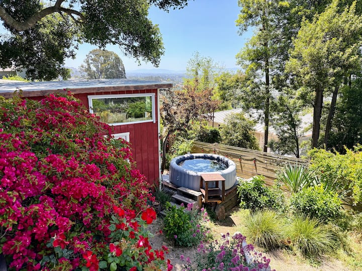 Cottage With Views & Hot Tub - Oakland, CA
