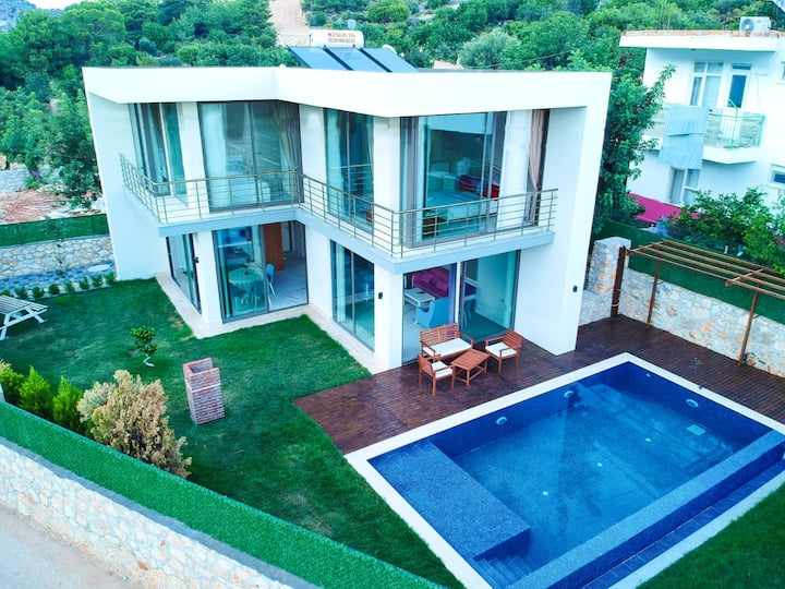 Havuzlu Deniz Manzaralı Villa - Finike