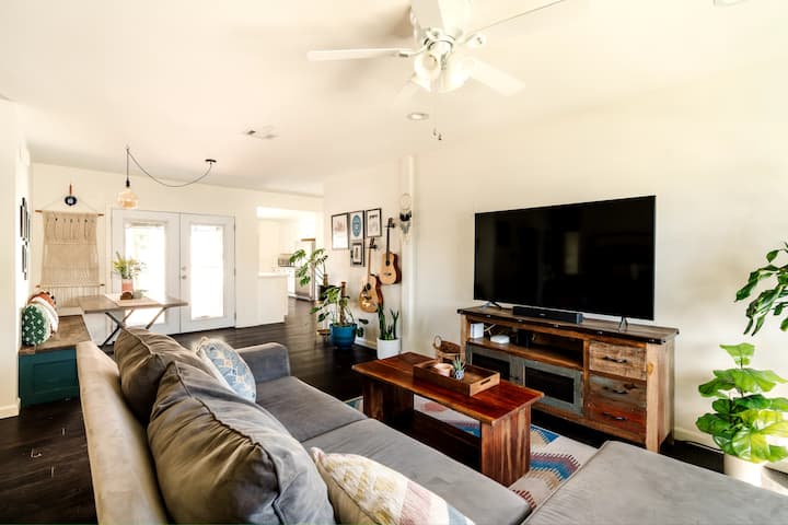Mid Century Boho House With Zen Yard And Parking - Santa Clarita, CA