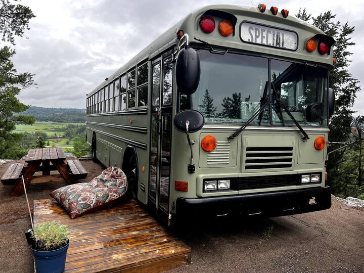 Autobus Au Gite Du Haut Des Arbres (Insolite) - Saguenay